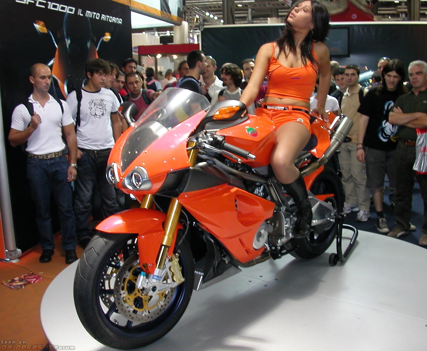Laverda & girls - DaiDeGas Forum
