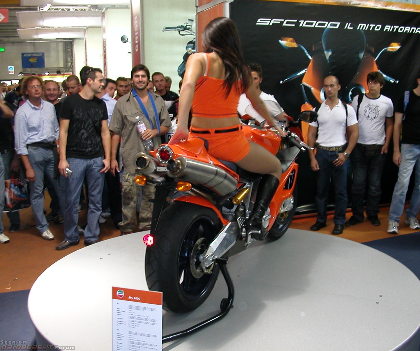 Laverda & girls - DaiDeGas Forum