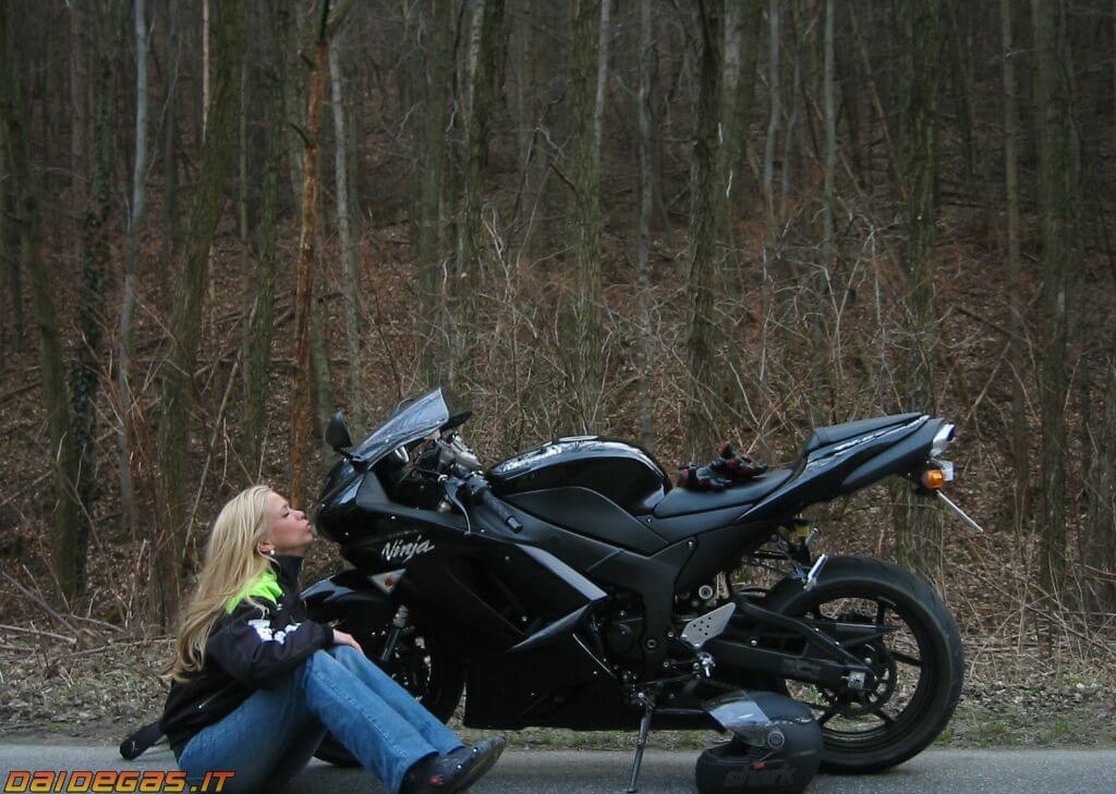 DONNA VS MOTO ..chi è più carina? BIKES 'n BABES - DaiDeGas Forum